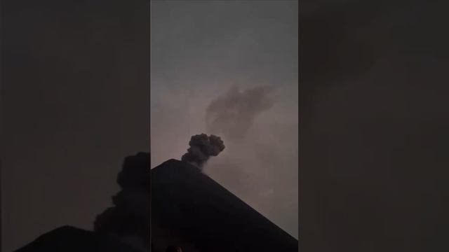 Молния ударила в извергающийся вулкан в Гватемале,ошеломив зрителей