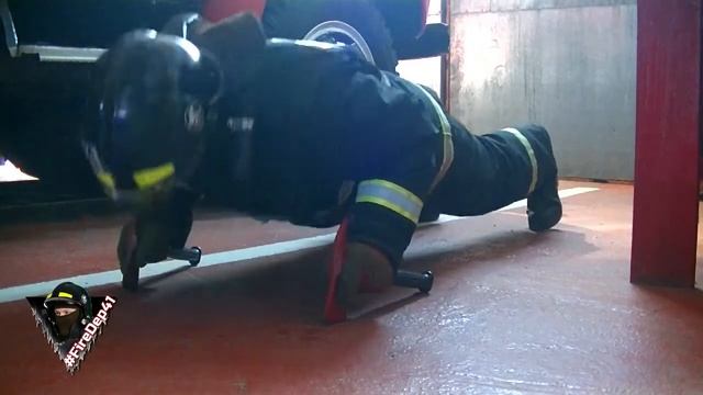 Пожарные. Отжимание на топорах