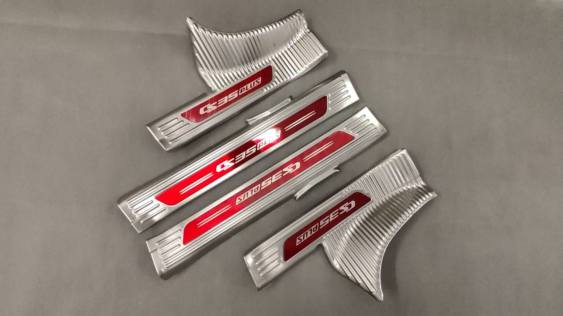 Накладки на внутренние пороги для Changan cs35plus (серебро, красный лого)