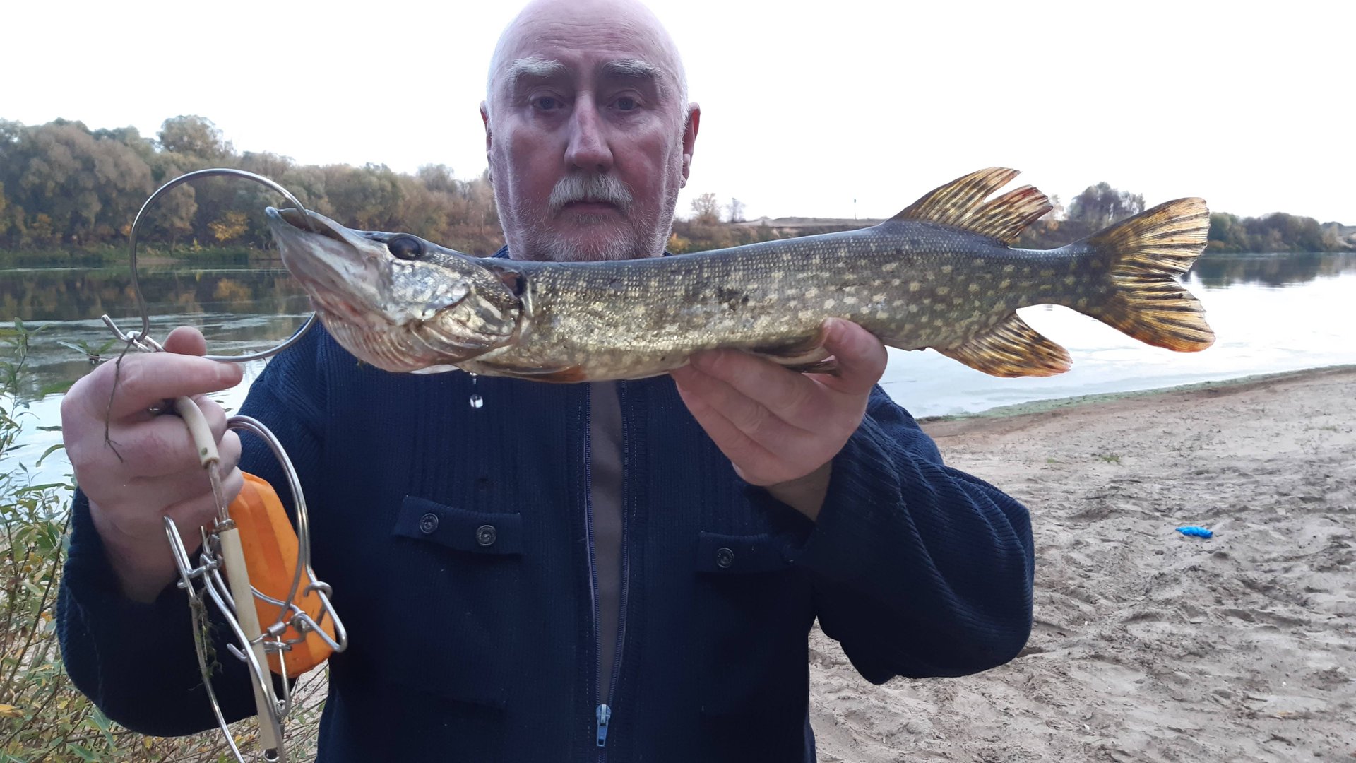 Рязань. р.Ока. троллинг с руки. по реке идёт грязь. мелкая щучка поклёвывает.