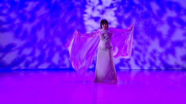Tanna Valentine - belly dance veil improvisation