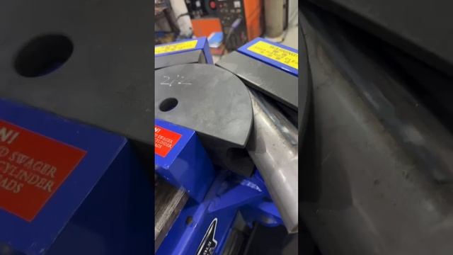 Необычная модель трубогиба для гибки автомобильных выхлопных систем. #трубогиб #гибка_труб #выхлопны