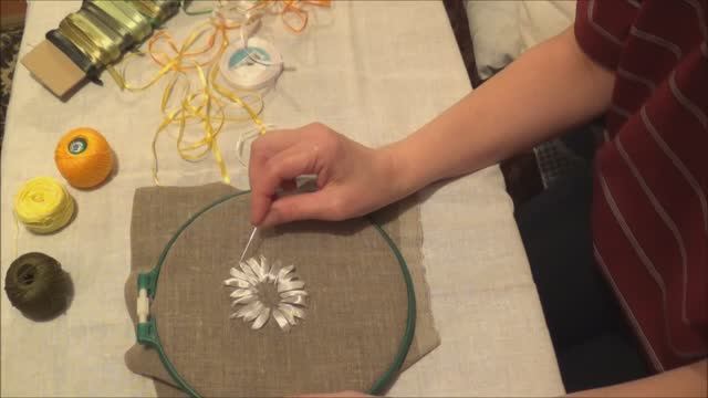 Часть 1. Ромашка. Вышивка лентами для начинающих.