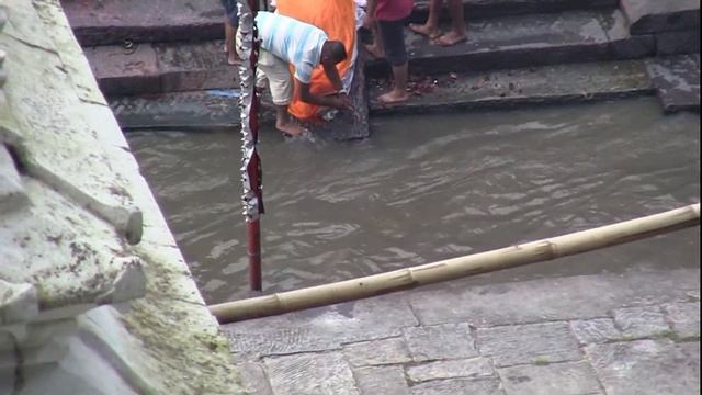 Храм-крематорий Пашупатинатх.  Катманду . Непал. Река Багмати