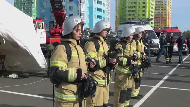 Девушки проверяют ДАСВ