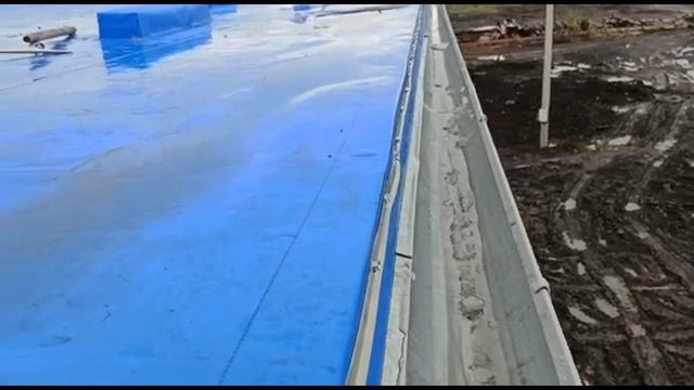 Узел свеса плоской кровли с организованным водостоком в желоб