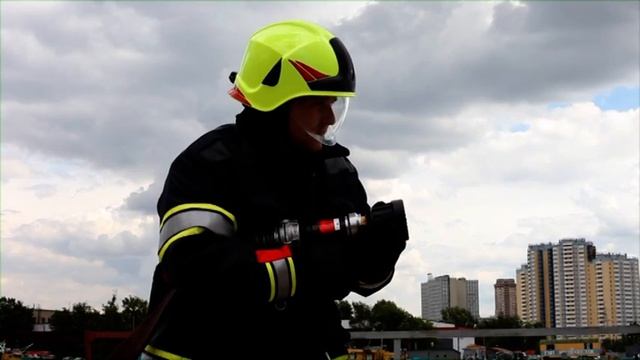 Подача воды из КАМАЗа с насосом Rosenbauer ступенью нормального давления