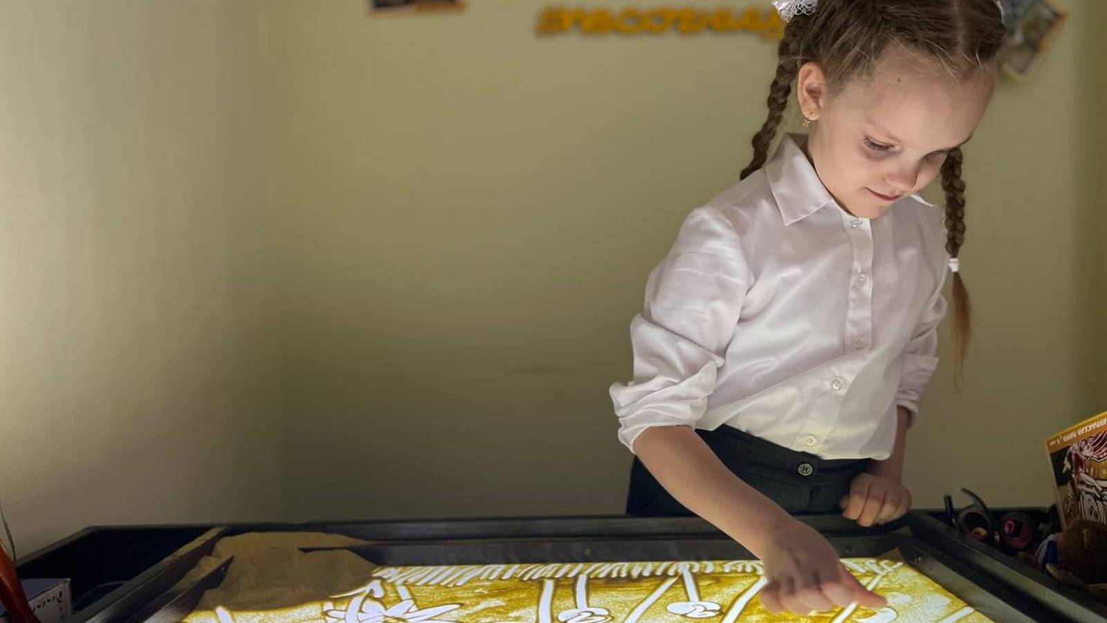 Песочная анимация на тему "Горы" рисует  Эрика Маслова