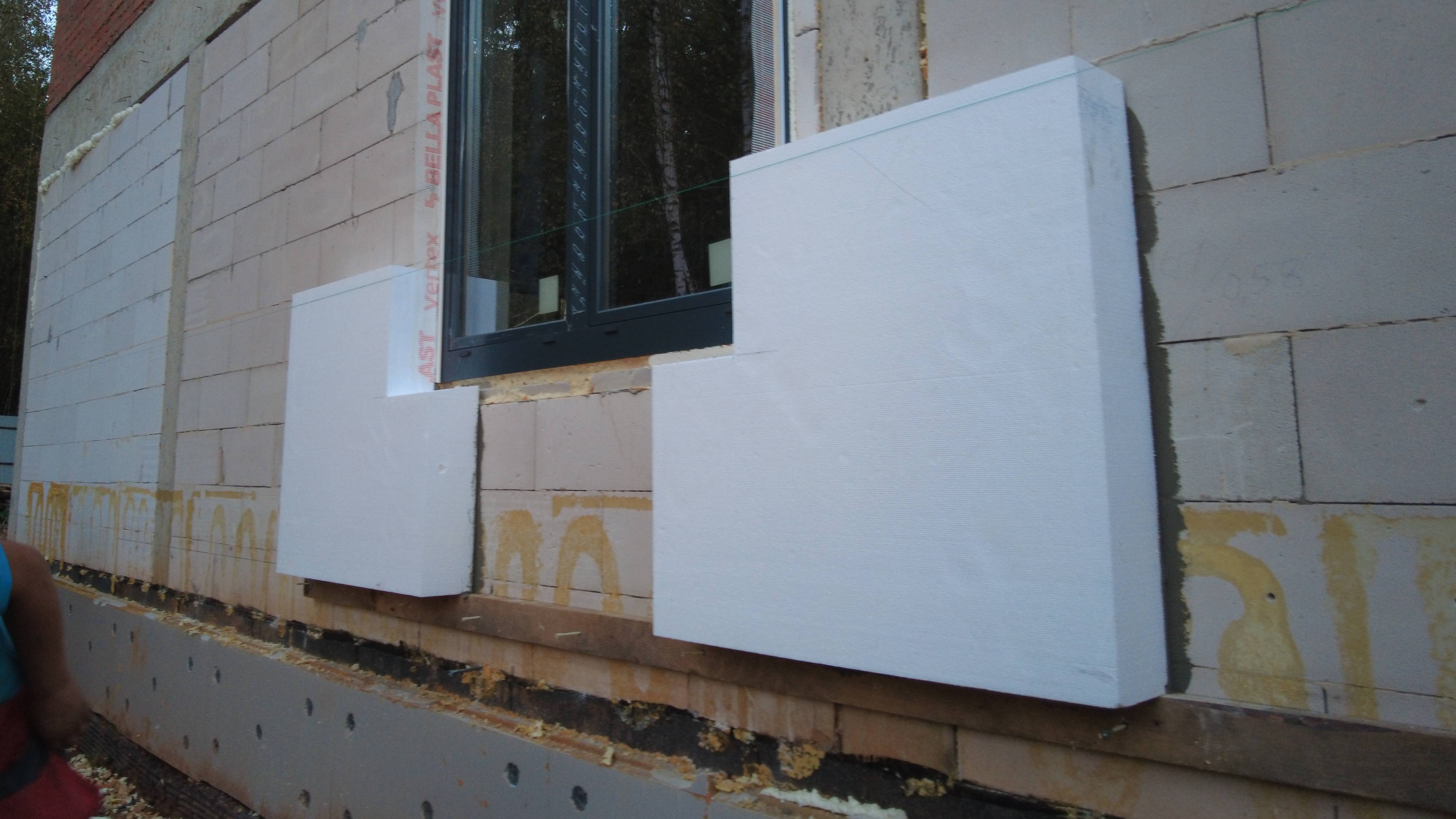 Как первые приклеенные на фасад листы пенопласта корректируются по горизонтальной скользящей шнурке