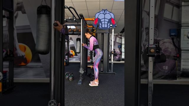 СГИБАНИЕ НА БИЦЕПС С НИЖНЕГО БЛОКА С ПРЯМОЙ РУКОЯТЬЮ