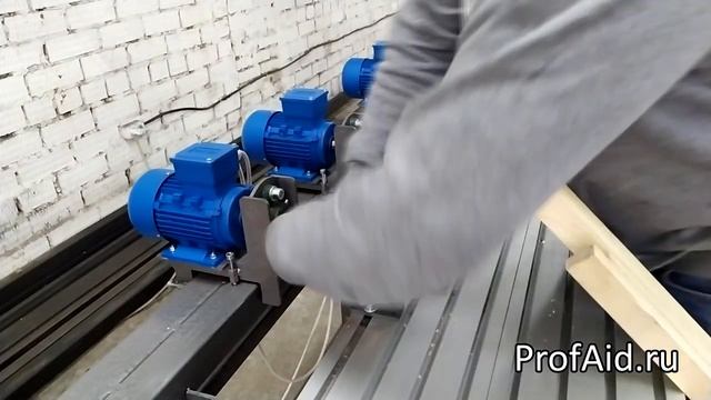 Многошпиндельный горизонтальный сверлильный станок с механическим _педальным_ толкателем.