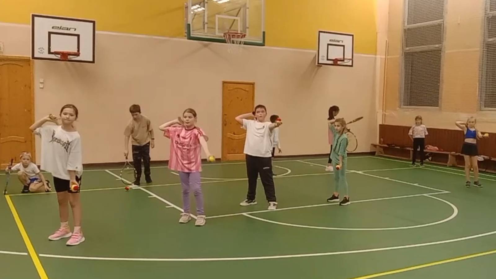 Тренировка по теннису в школе 1596