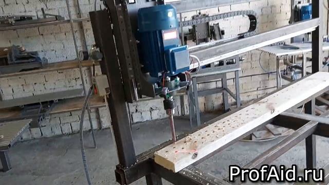 Сверлильная голова с пневмоподачей на рельсах свободно перемещается.