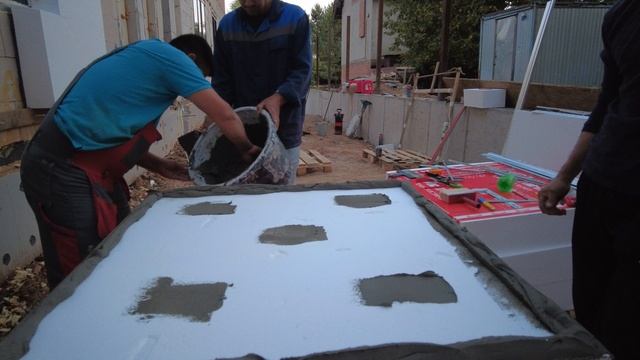 Приклейка первых листов пенопласта на фасады газобетонного дома. СФТК Мокрый Фасад, технология