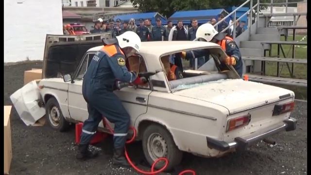 Работа спасателей на учениях и при ДТП