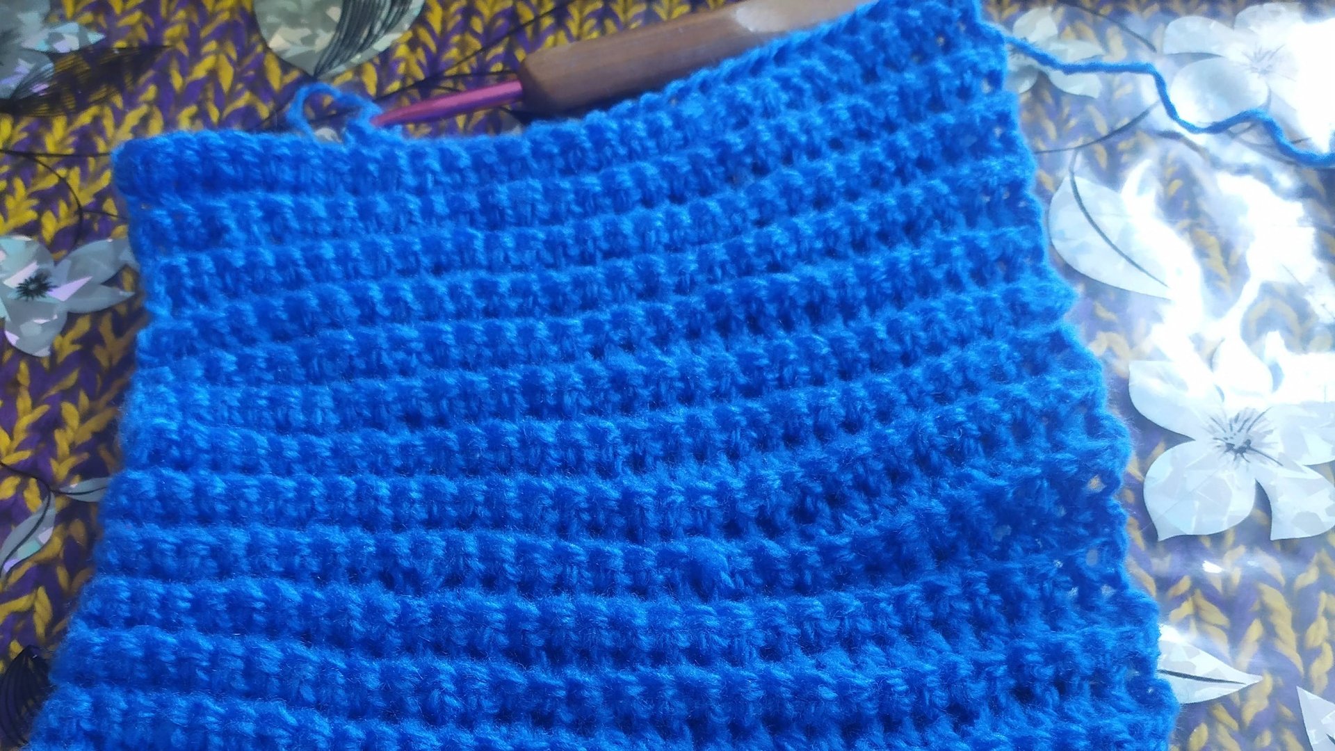 Манишка крючком поперек.