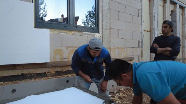 Как правильно наносится клей на лист фасадного пенопласта, как первые листы приклеиваются на фасад