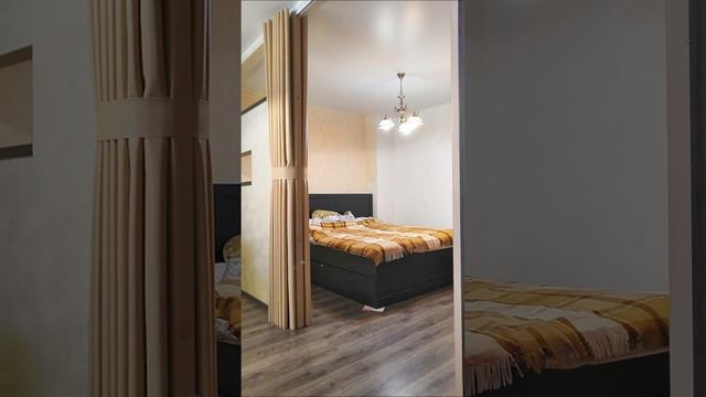 Бежевая мягкая раздвижная перегородка для разделения спальной зоны и спальни в частной квартире