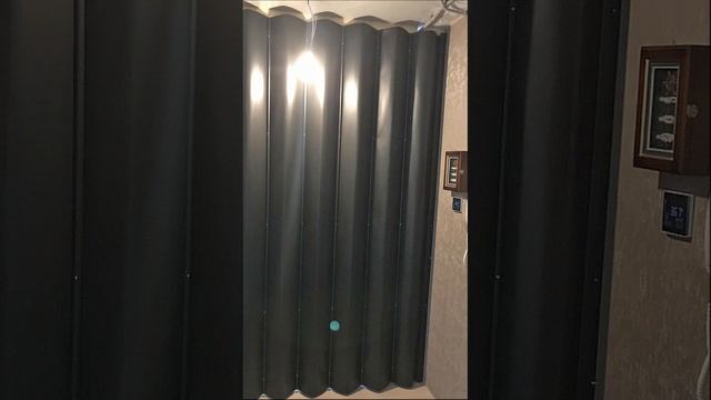 Черная мягкая раздвижная перегородка для прихожей в частной квартире