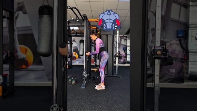 СГИБАНИЕ НА БИЦЕПС С НИЖНЕГО БЛОКА С V РУКОЯТЬЮ