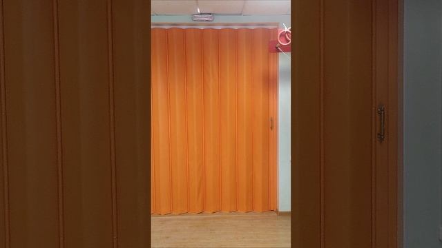 Оранжевая мягкая перегородка для разделения спортивной зоны в детском саде