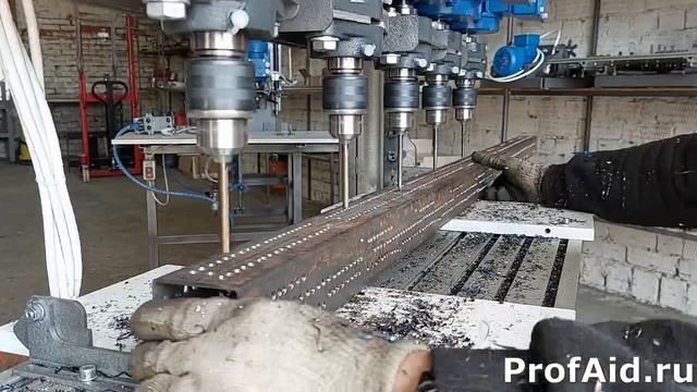 Ступенчатое_ сверление металлической трубы на многошпиндельном сверлильном станке.