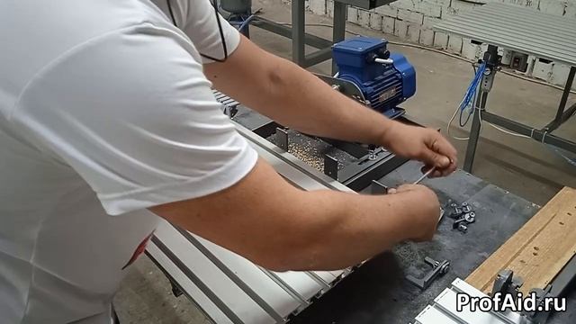 Настольный горизонтальный сверлильный станок - присадочный.