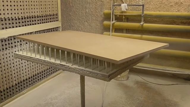 Нанесение двухкомпонентного клея на заготовку МДФ перед облицовкой плёнкой ПВХ