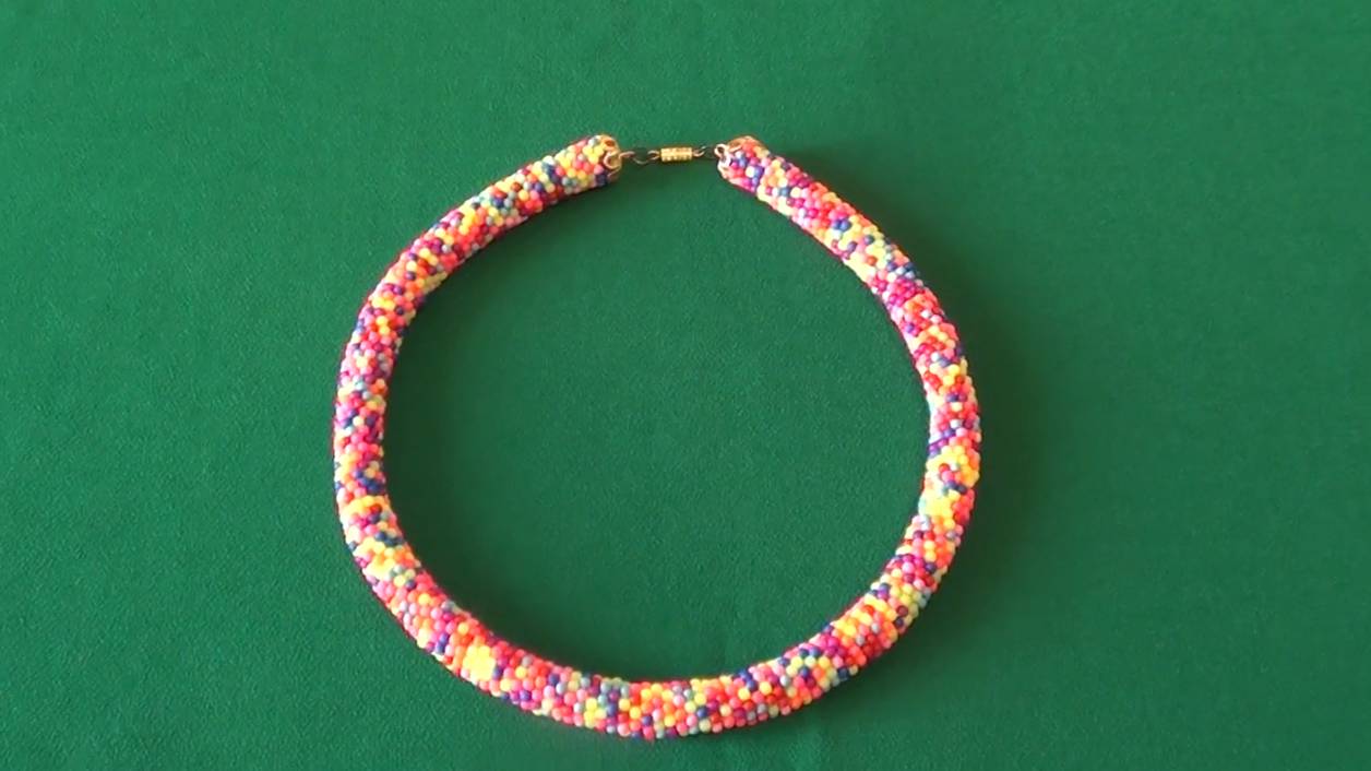 Колье из акрилового бисера первый опыт