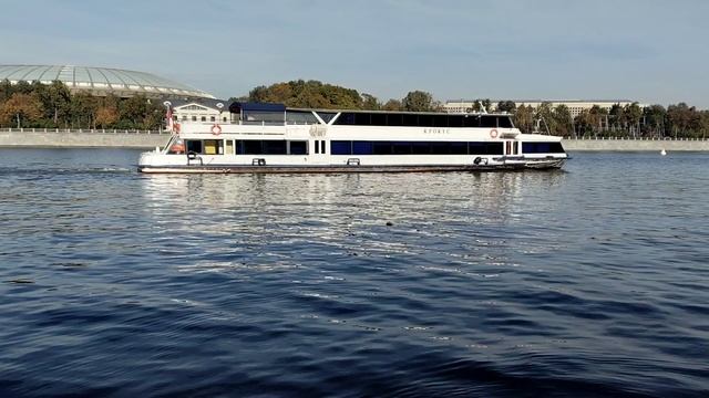 Москва, район Раменки. Теплоход "Крокус" у причала Воробьёвы горы.