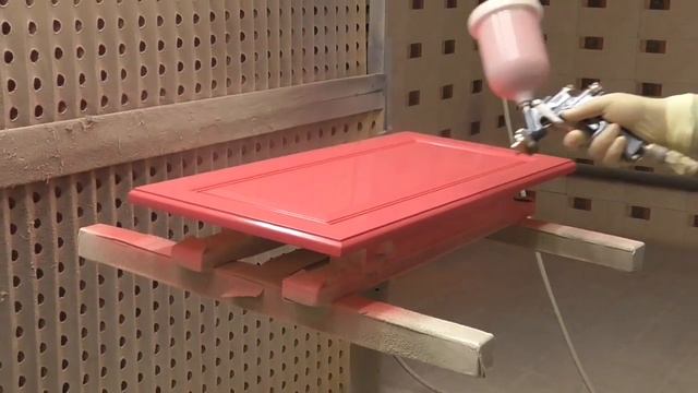 Покрытие мебельного фасада высокоглянцевой эмалью, первый этап.