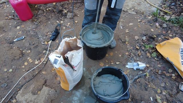 Клей Baumit NivoFix, замешивание в ведре перед нанесением на лист пенопласта. СФТК Мокрый Фасад