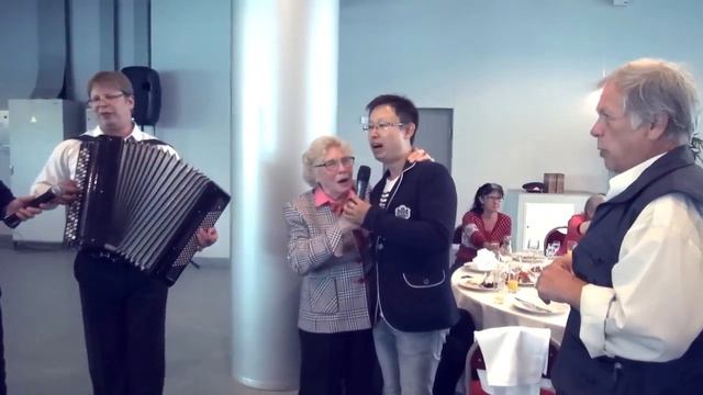 Баянист. Песня "Катюша" На китайсков