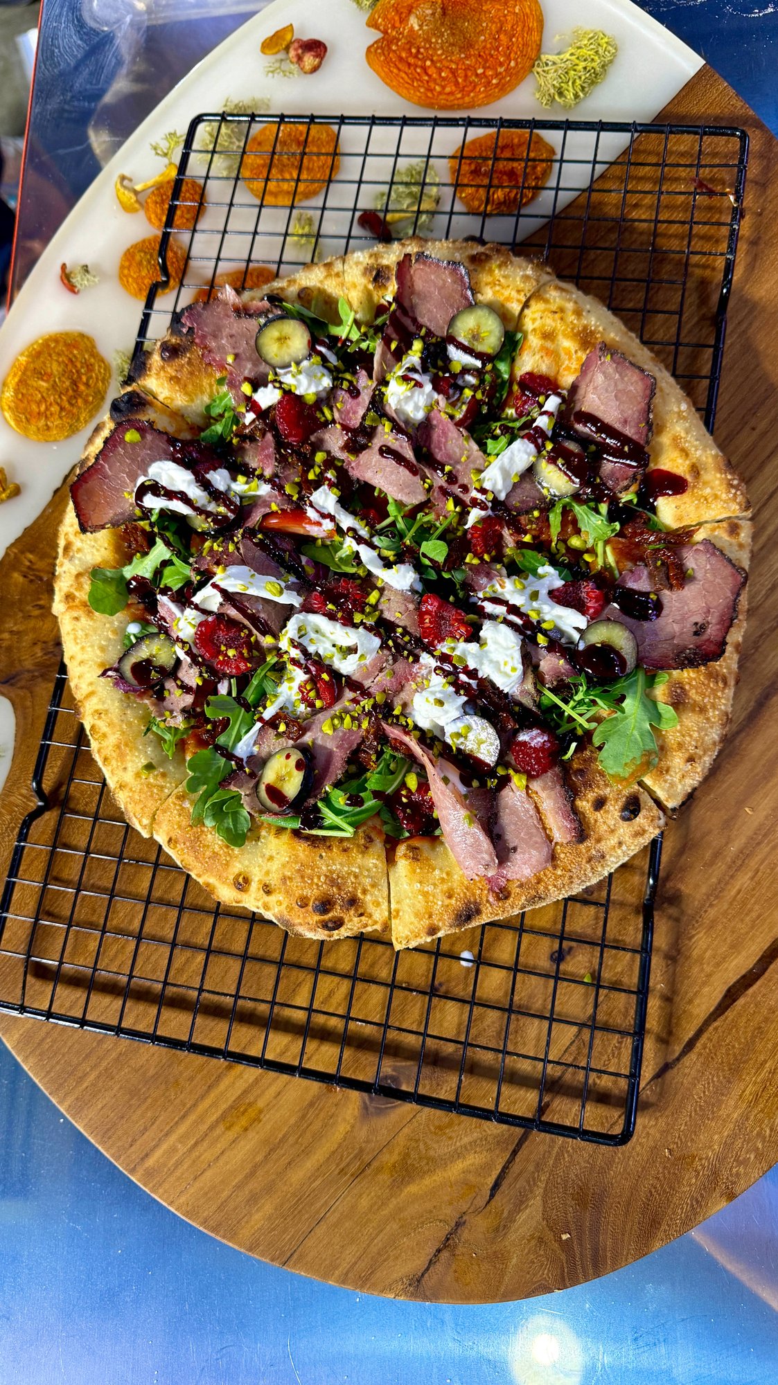 Пицца с брискетом, вялеными томатами, черри, страчателлой и ягодами