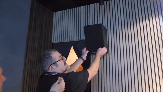 Зона домашнего кинотеатра на компонентах и акустике Premiera c экраном Videovox