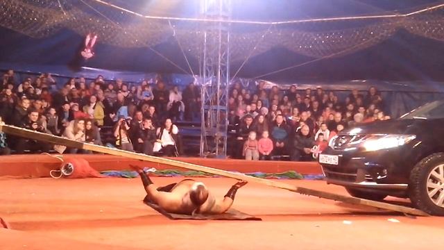 Силача переезжает автомобиль. Цирк-шапито январь 2015