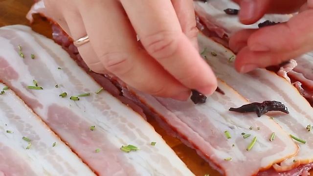 Рулетики из свиной вырезки с черносливом