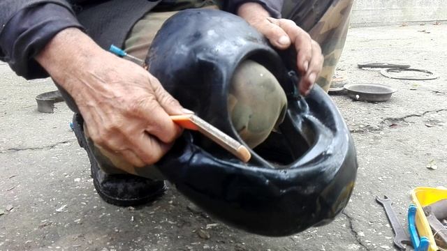 Заклеиваем камеру колеса садовой тачки