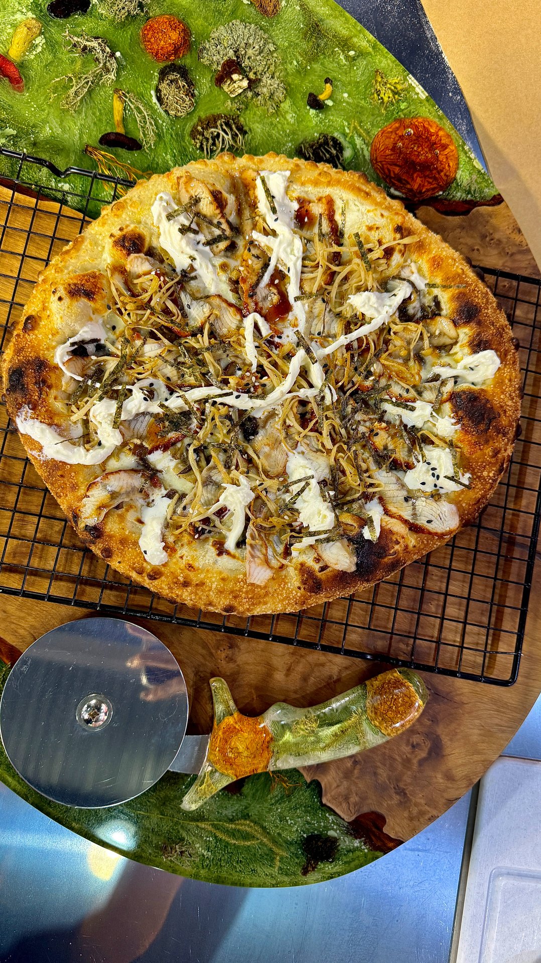 Пицца с угрем кабаяки, грибами эноки, страчателлой и фурикаке