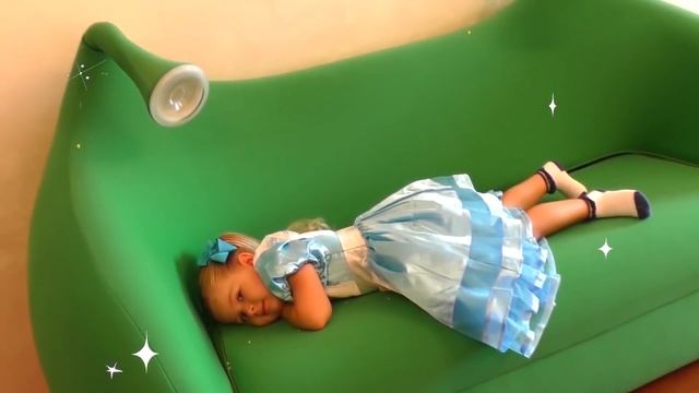 Диана и Рома - на Русском Диана помогает маме с уборкой