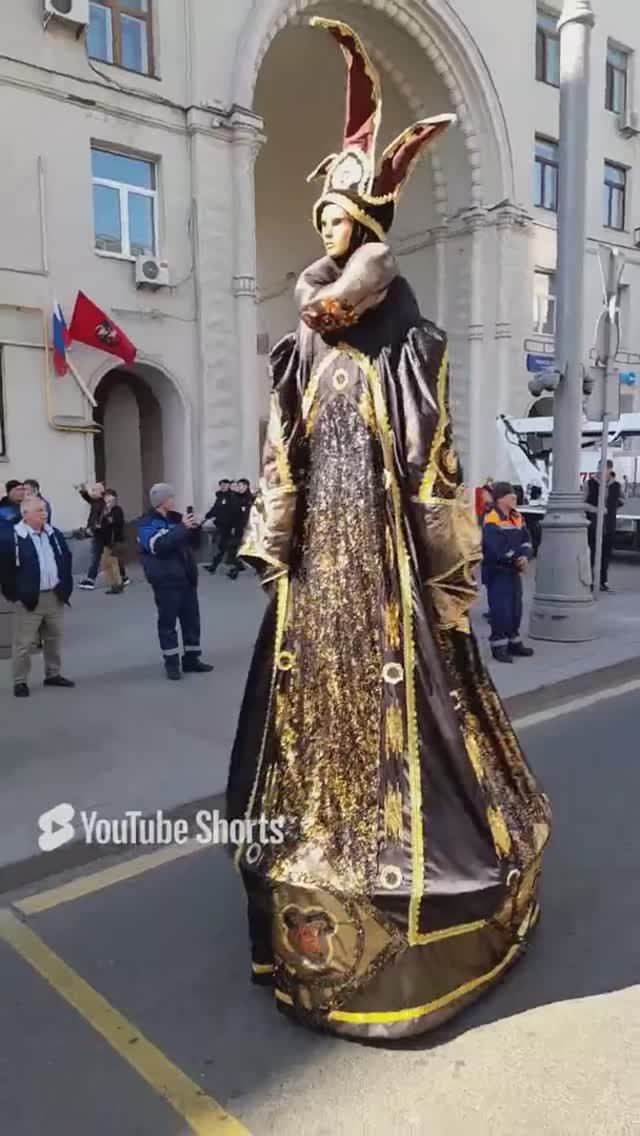 Венецианские маски на ходулях, День города, Тверская улица, Москва