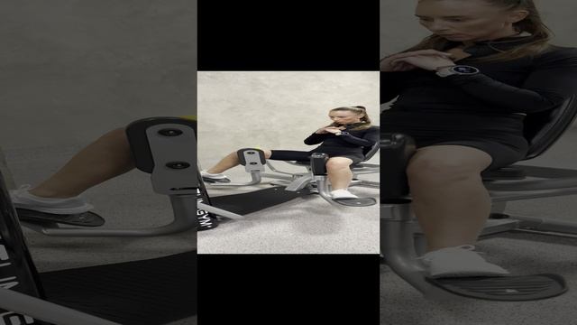 Сведение ног сидя в тренажёре