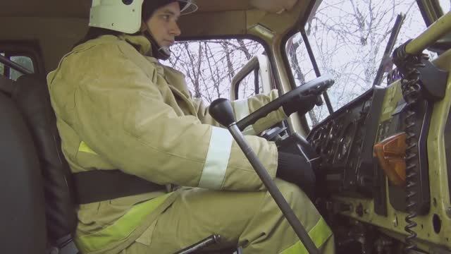 Работа с пожарным насосом на пожарной автоцистерне