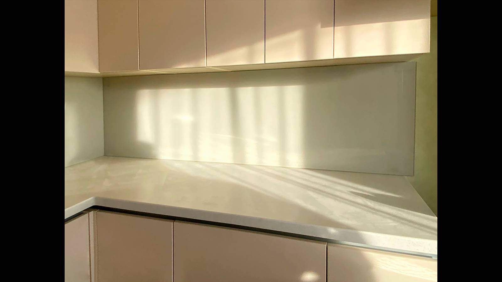 стеклянный фартук скинали на кухню