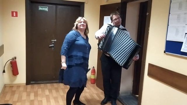 Человек и кошка на баяне. Баянист Михаил Долгушев.