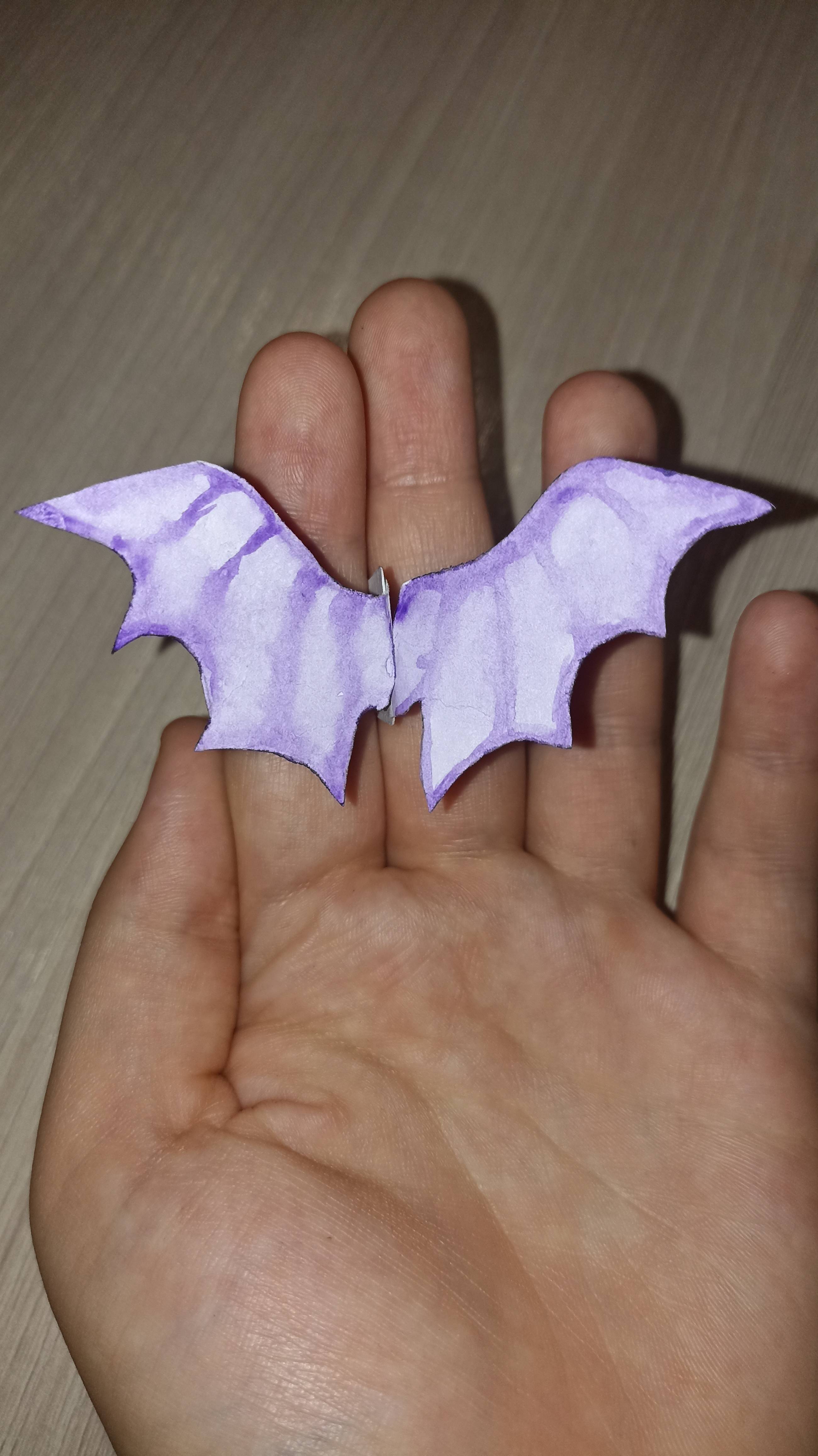 Закладка для книги в форме крыльев летучей мышки