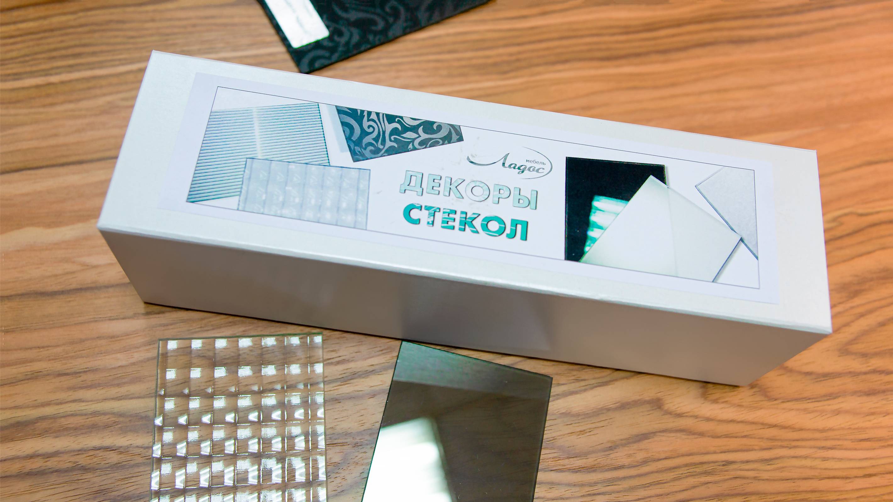 Распаковка образцов стекол узорчатых и зеркал. Складская программа фабрики Ладос-Мебель.