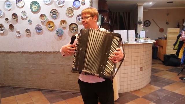 Тамада с баяном на юбилее