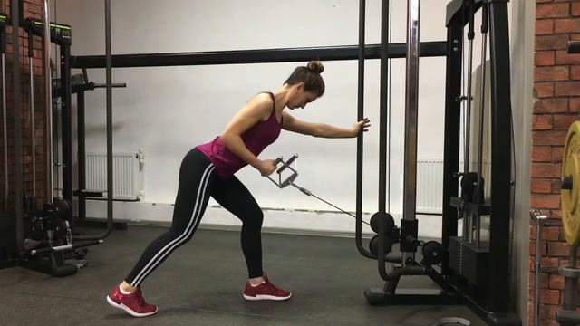 Тренировка с оборудованием в тренажерном зале. Total body functional