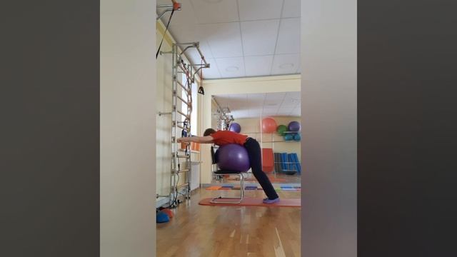 ЛФК. Растяжка поясницы с фитболом